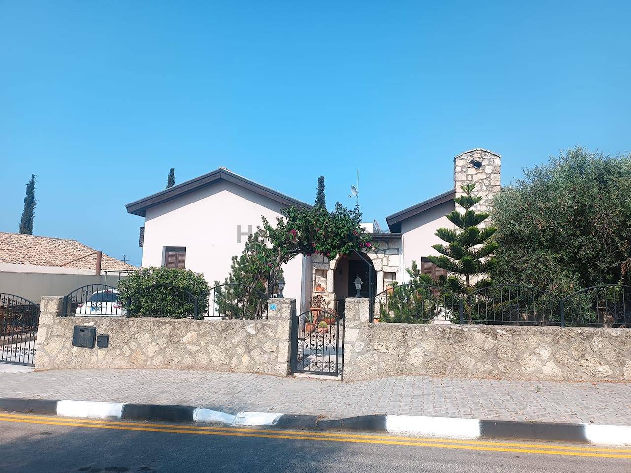 Girne Alsancak Bölgesinde Yarım Dönum İcerisinde Bulunan Havuzlu ...