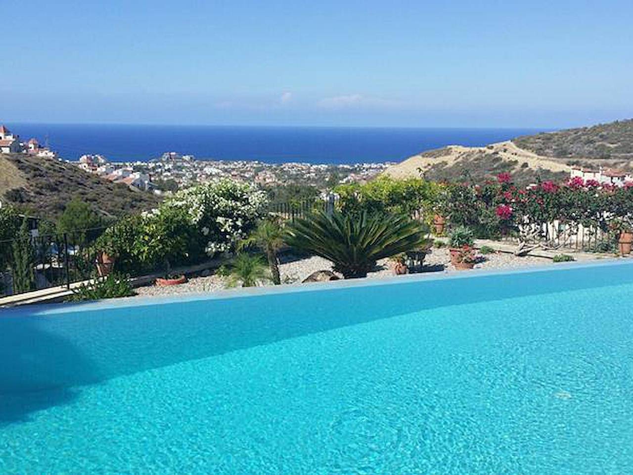 Traditional Villa In Alsancak With Uninterrupted Sea Views - HangiEv.com