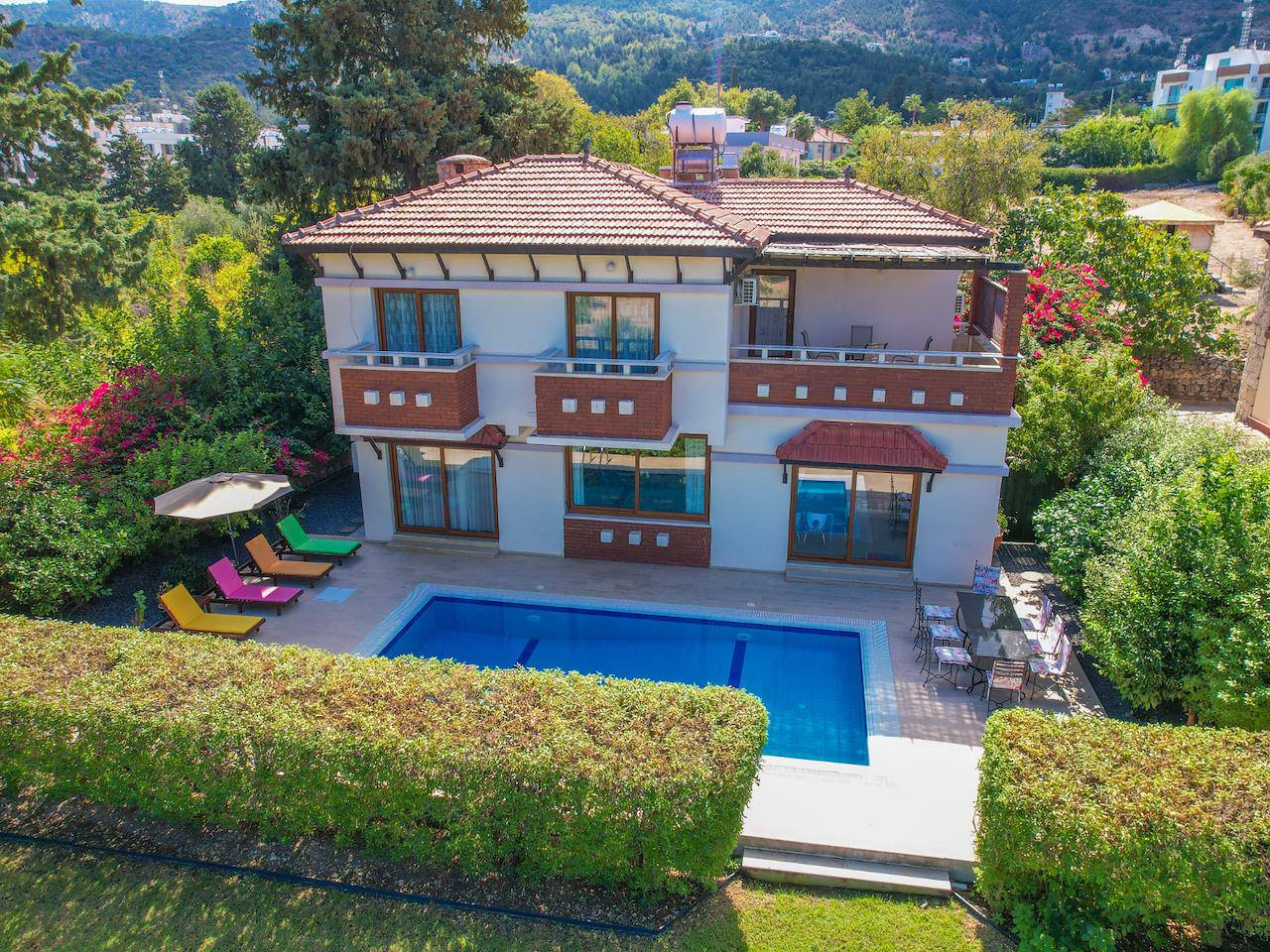 Character Filled 4-Bedroom Private Villa - HangiEv.com